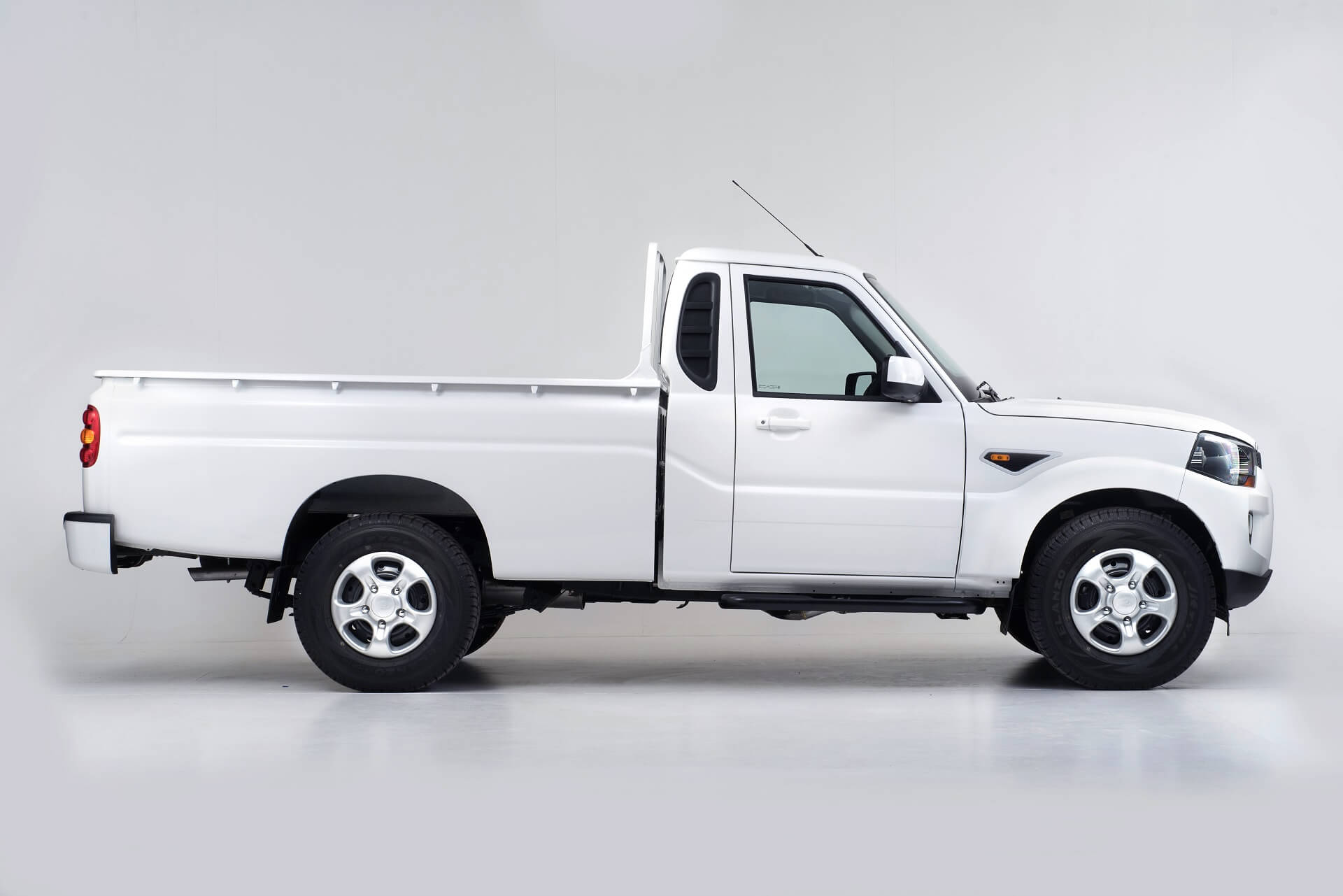 PIK UP FEATURES - Mahindra UAE